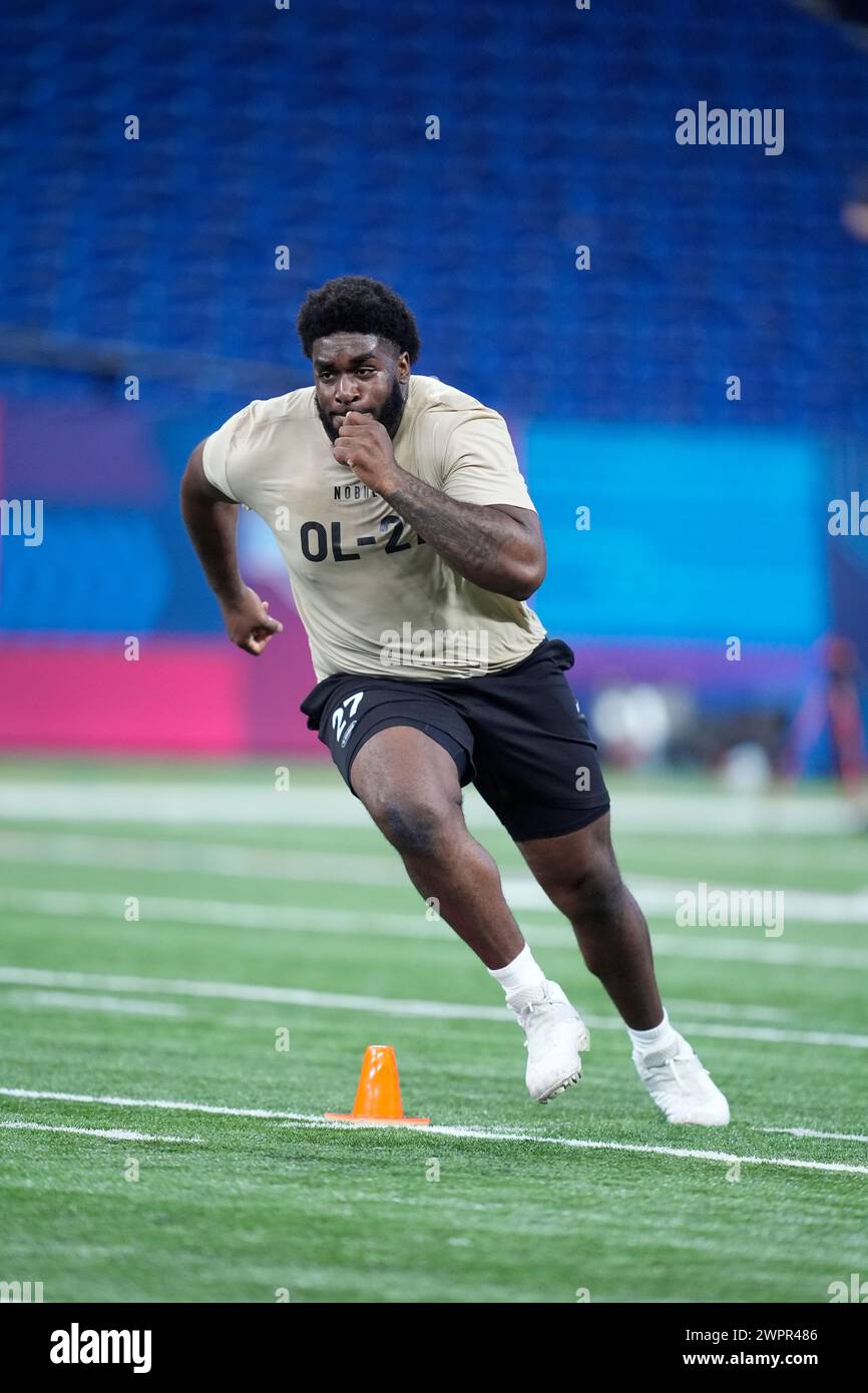 Maryland offensive lineman Delmar Glaze runs a drill at the NFL football scouting combine ...