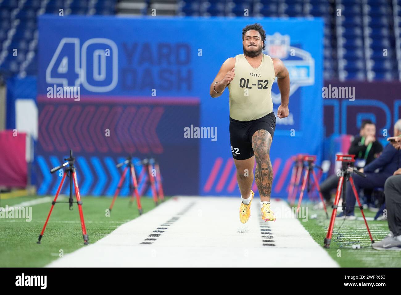 Arizona offensive lineman Jordan Morgan runs a drill at the NFL ...