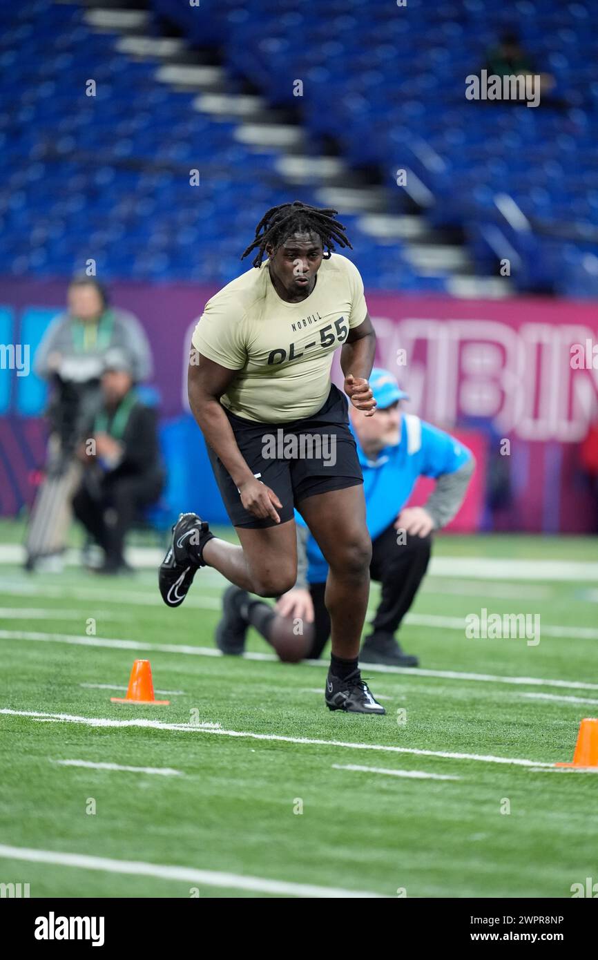 Houston offensive lineman Patrick Paul runs a drill at the NFL football scouting combine, Sunday ...