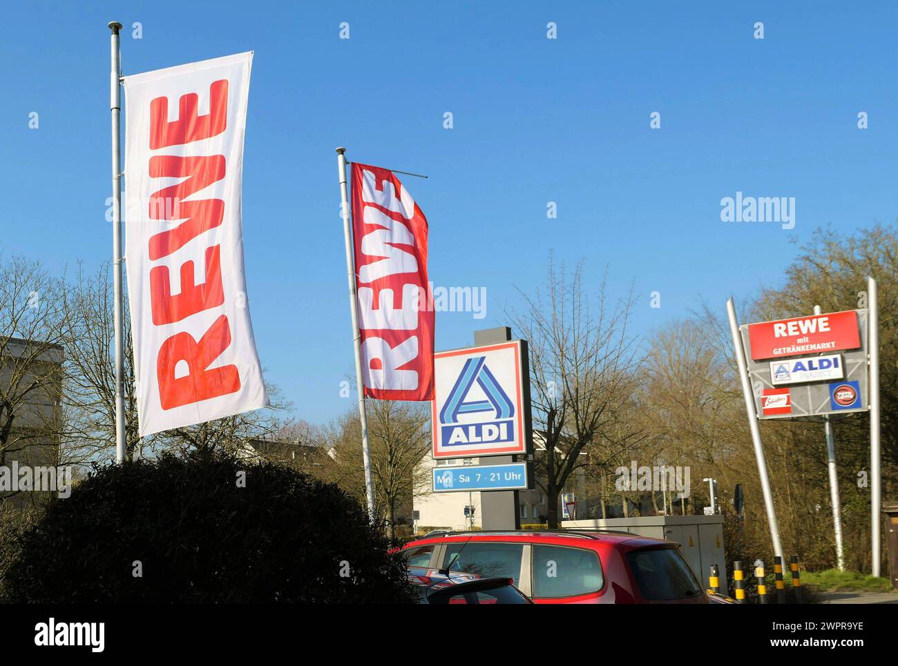 REWE und ALDI Reklame an der Strasse - gesehen am 08.03.2024 in ...