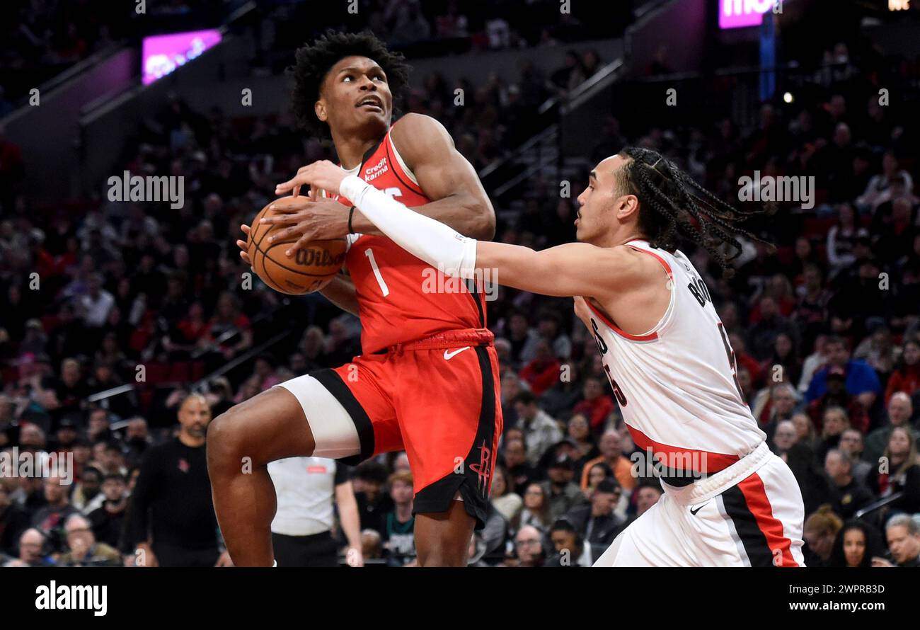 Houston Rockets forward Amen Thompson, left, goes up for a shot against ...