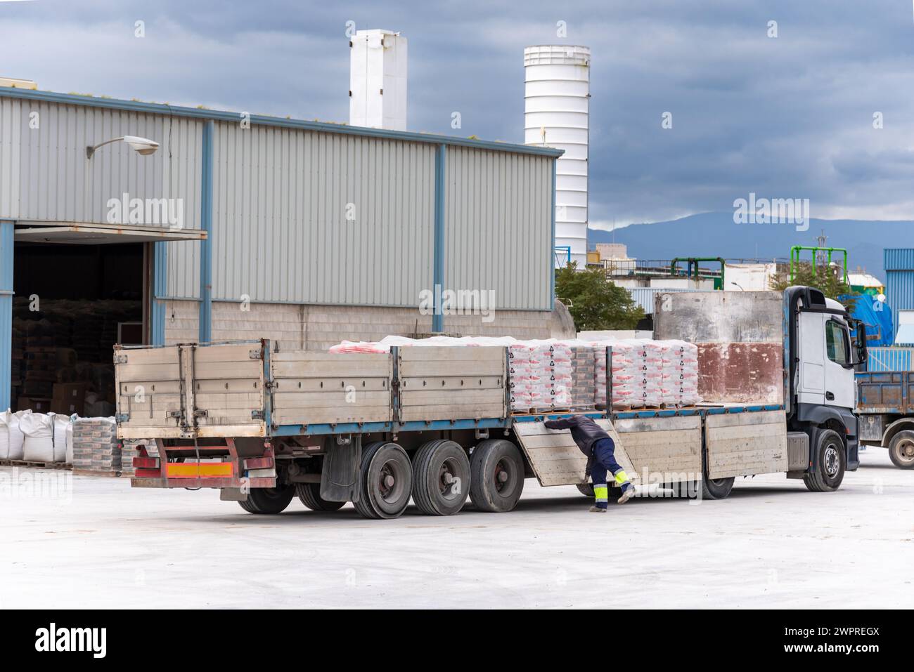 Trucker opening trailer doors to facilitate unloading Stock Photo - Alamy