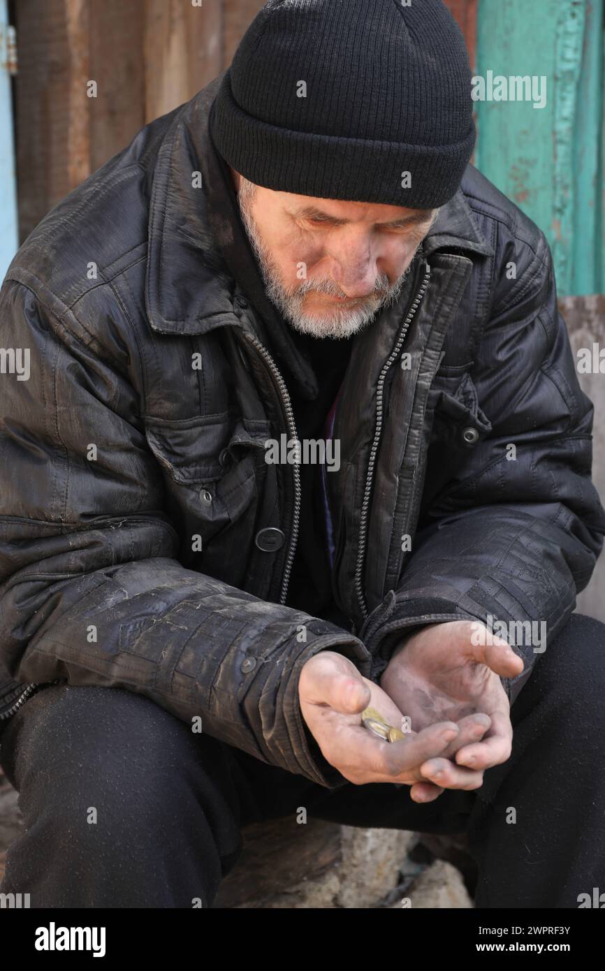 Homeless man counting money hi-res stock photography and images - Alamy