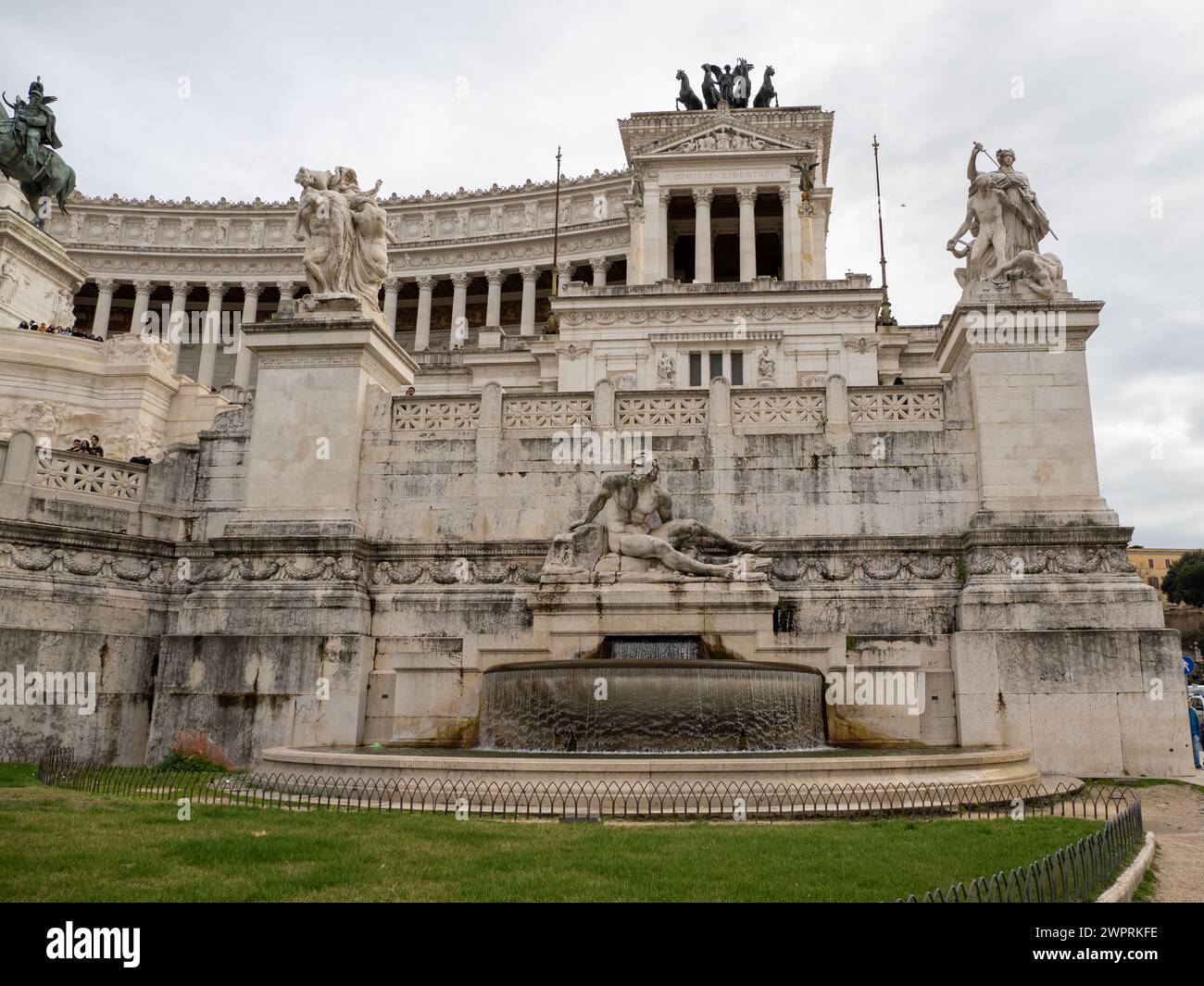 Monument to Victor Emmanuel II, Grand marble neoclassical temple ...