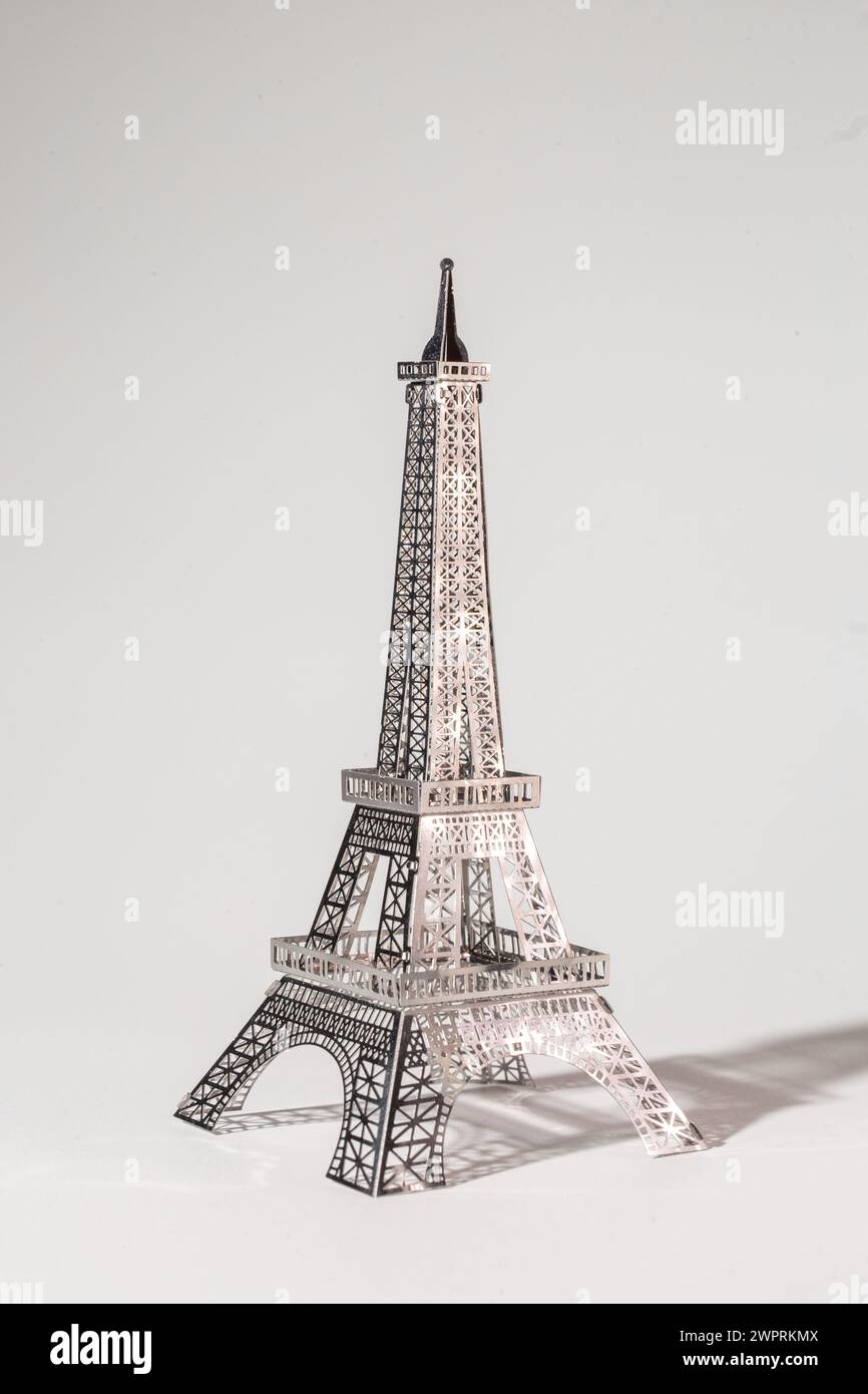 Bronze lattice architecture hi-res stock photography and images - Alamy