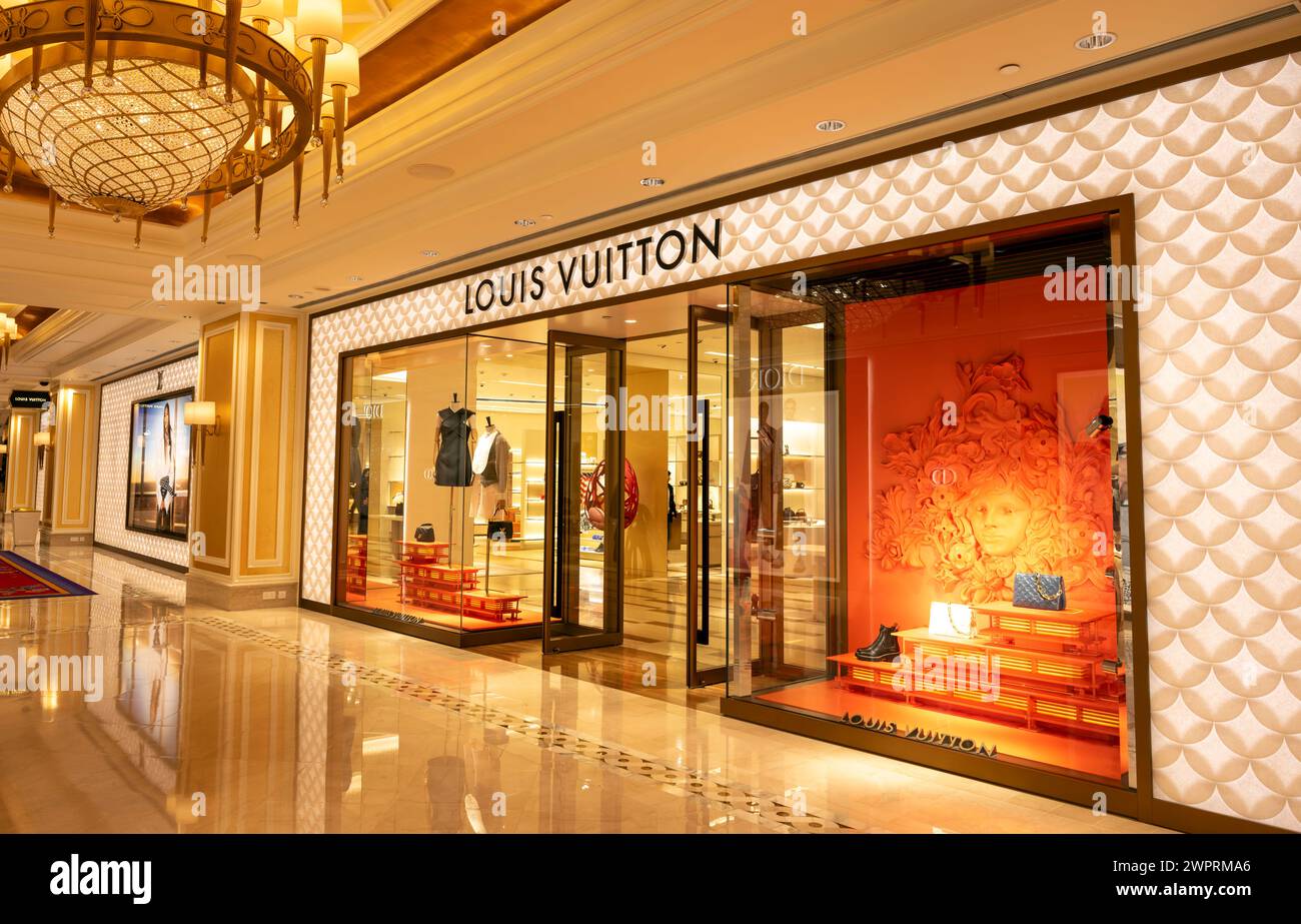 Chinese tourist shopping louis vuitton hi-res stock photography and ...