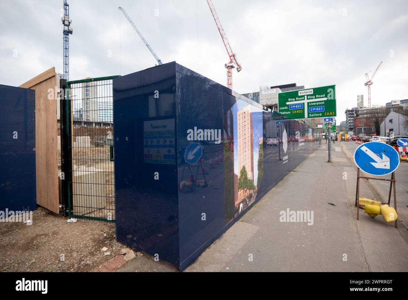 Boarding next to road hi-res stock photography and images - Alamy