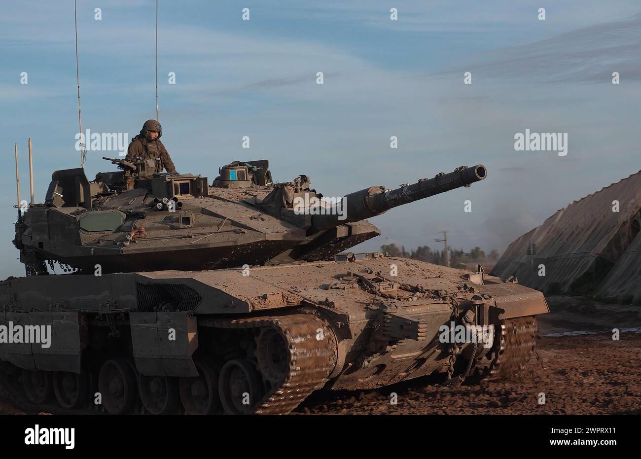 Israeli military tank returns from central Gaza amid continuing battles ...