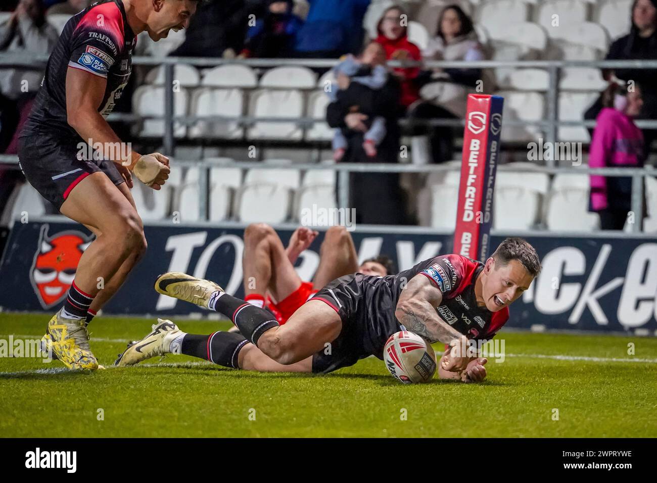DEON CROSS scoring his first try of the night. St Helens Vs Salford Red ...