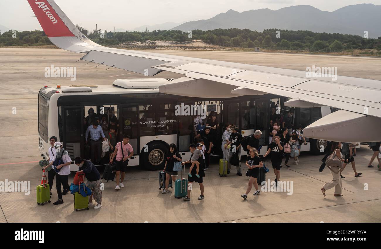 Airside view of boarding gate hi-res stock photography and images - Alamy