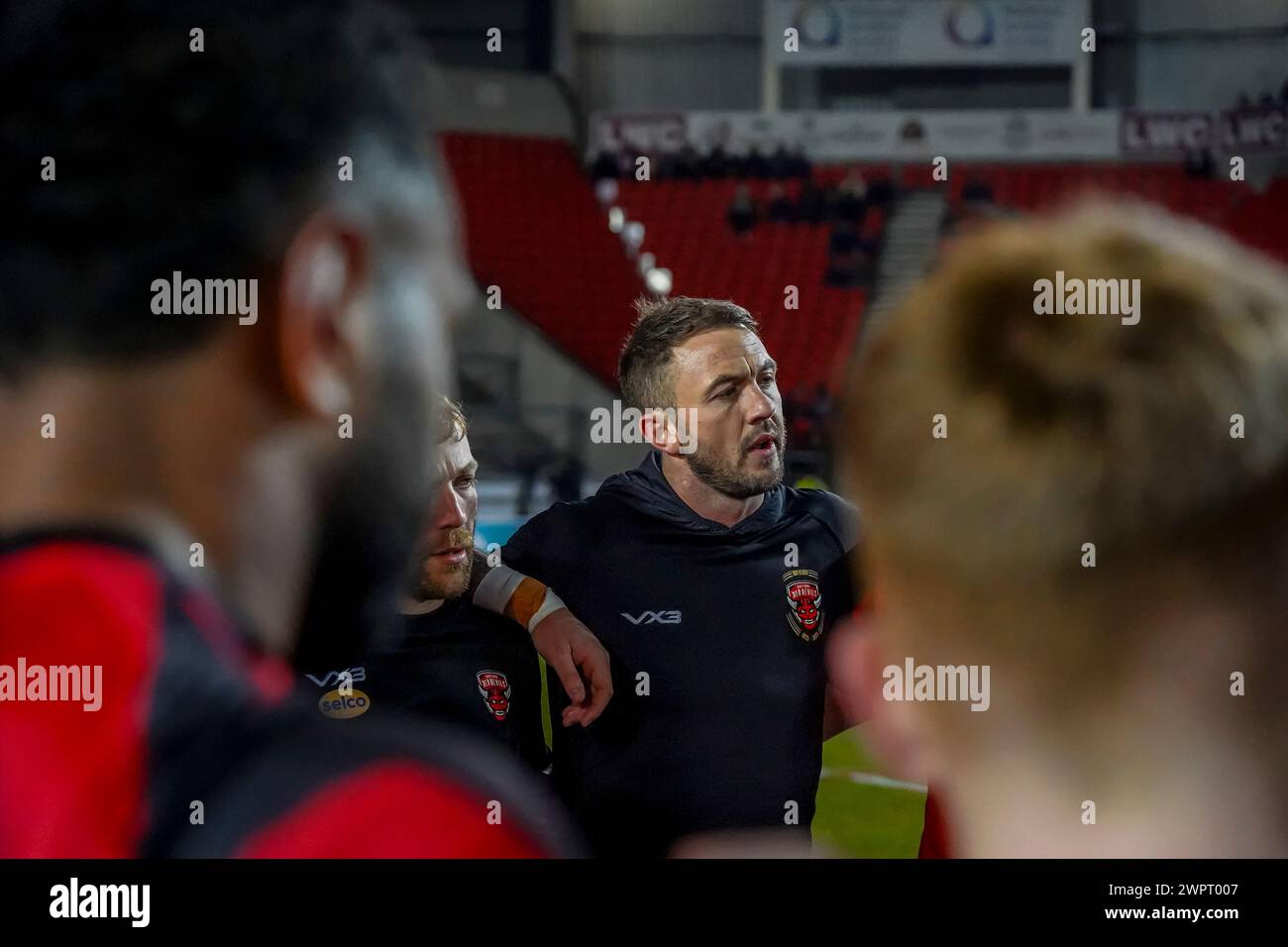 RYAN BRIERLEY pre game huddle. St Helens Vs Salford Red Devils, Super ...