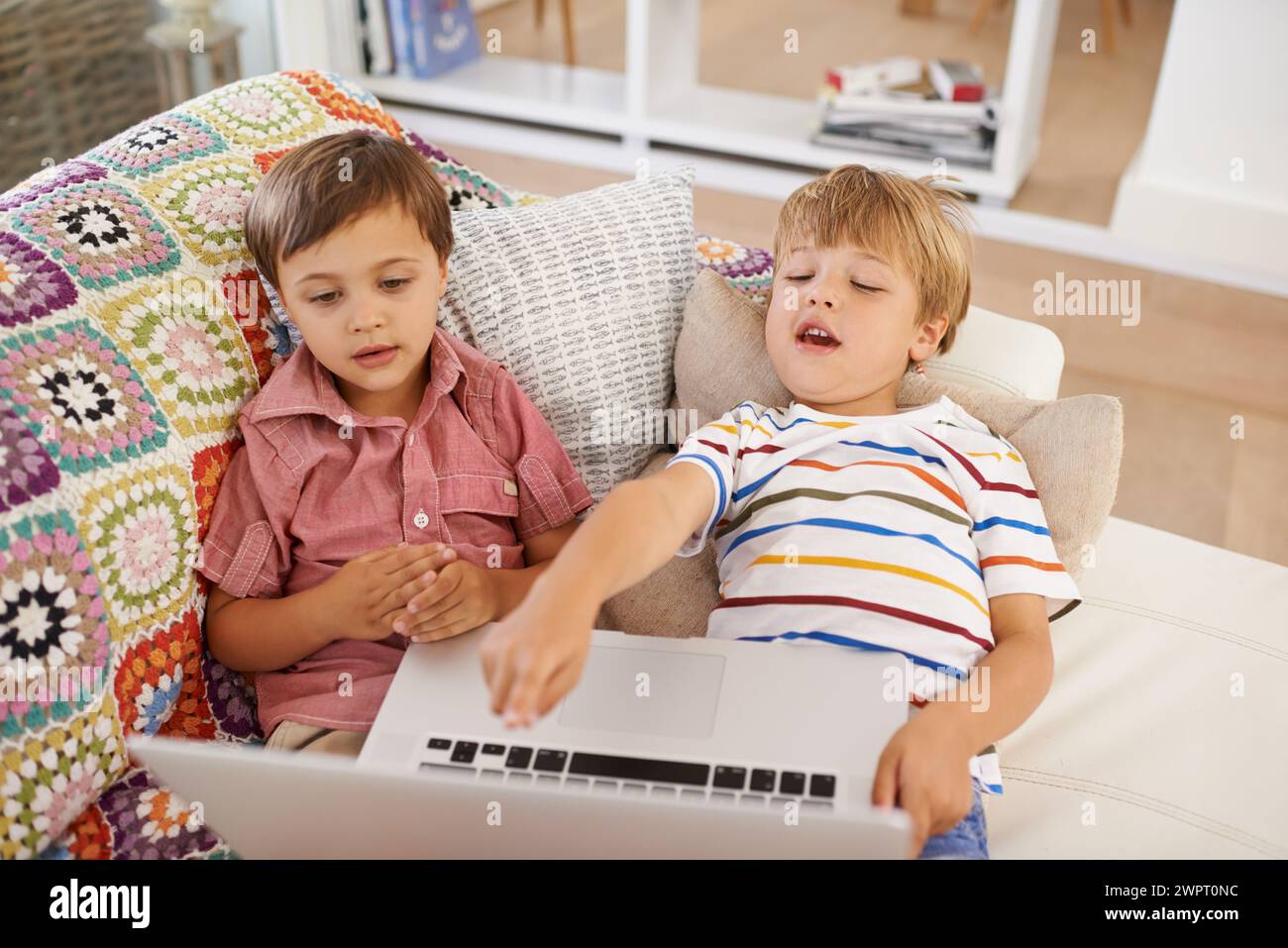 Talking laptop cartoon hi-res stock photography and images - Alamy