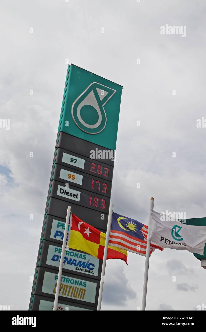 Petronas logo hi-res stock photography and images - Alamy