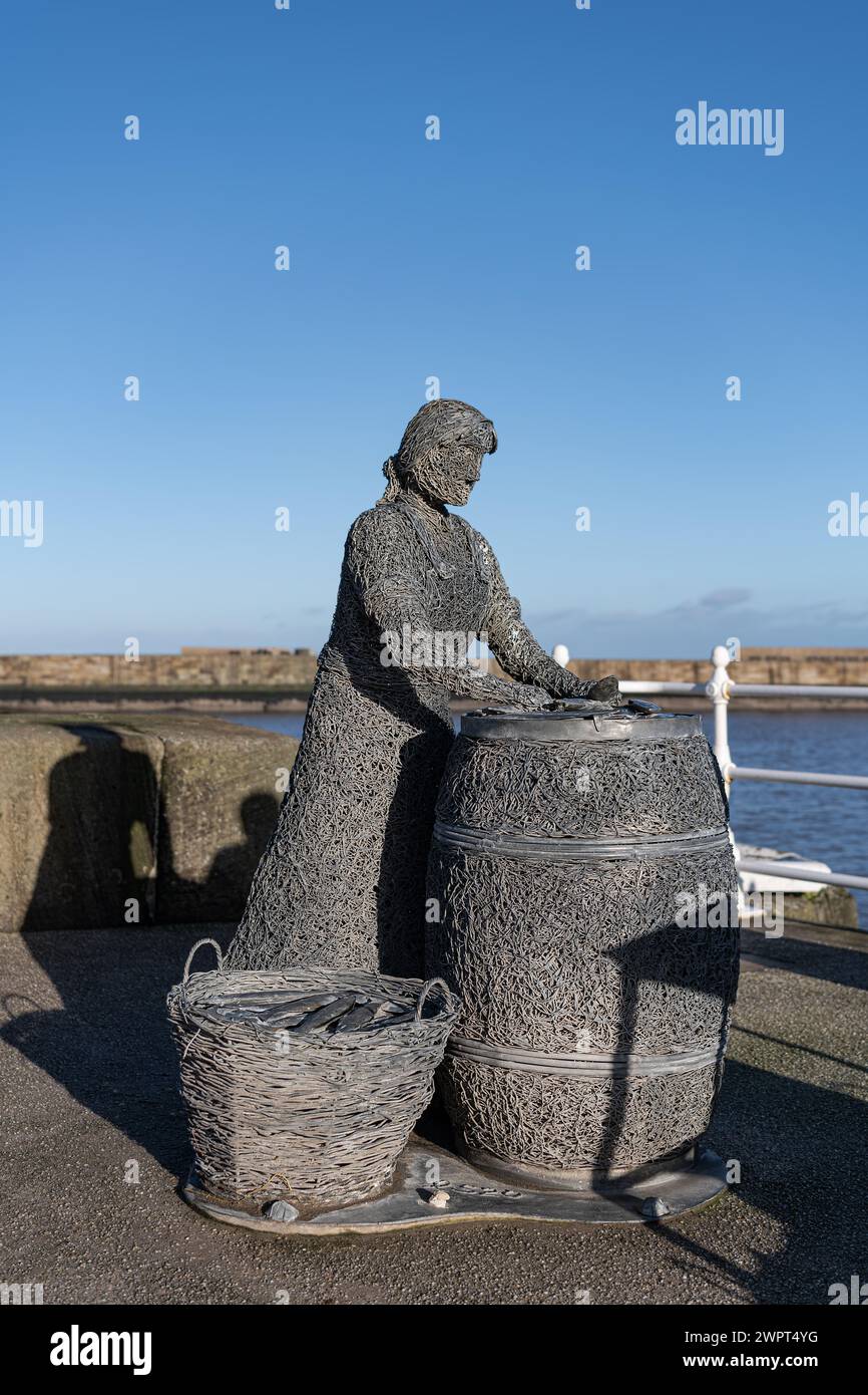 The Herring Girl - Fisher wives - Fisher Lass statue on the Harbour ...