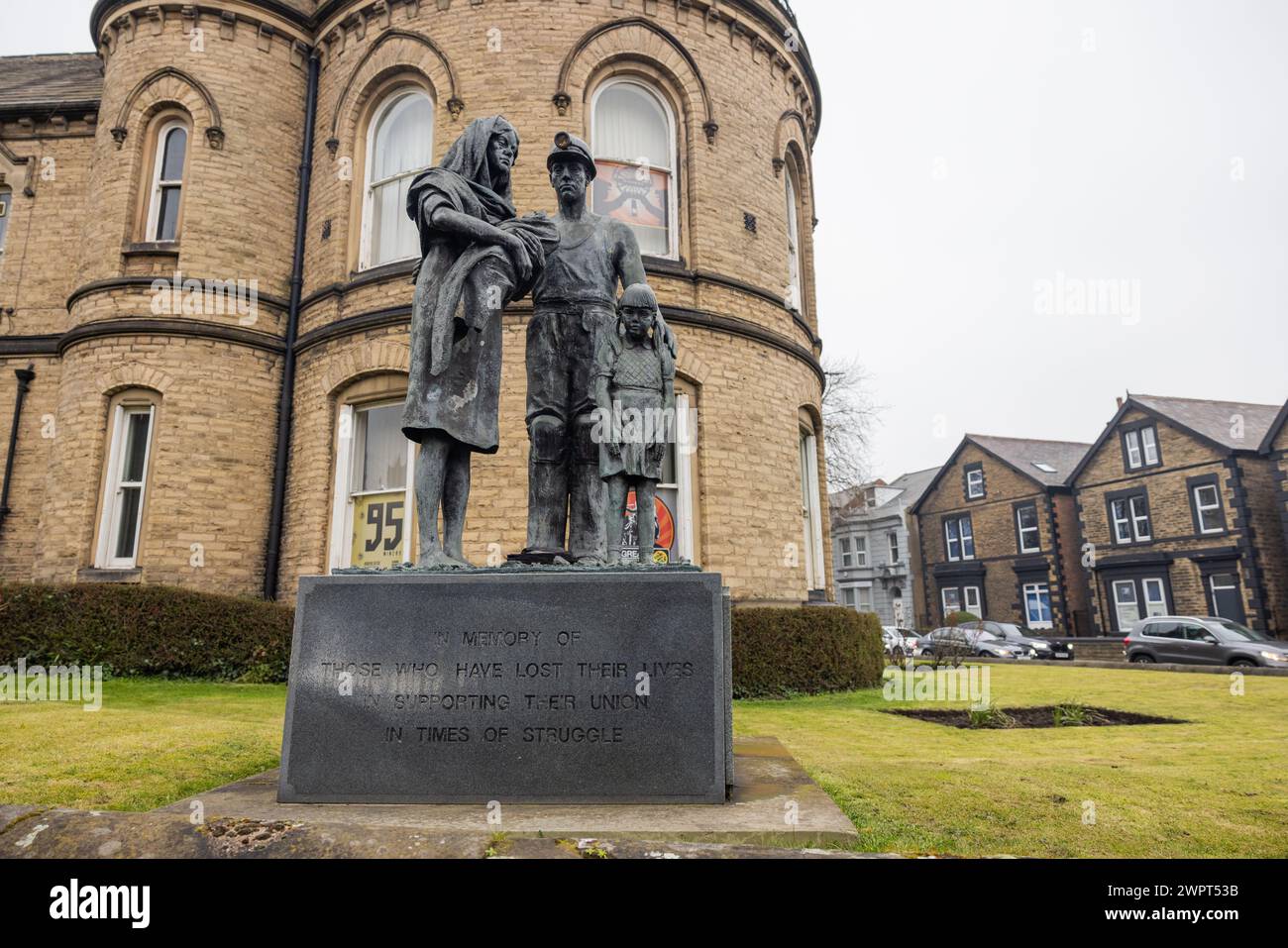 Barnsley, UK. 09 MAR, 2024. Statue comomorating those who lost their ...