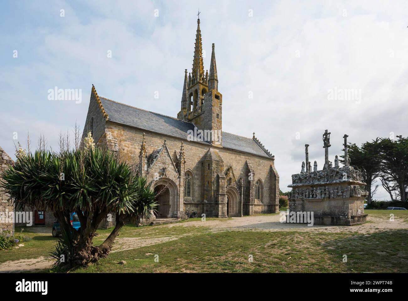 Gothic chapel with the oldest Calvary in Brittany, Notre-Dame de ...