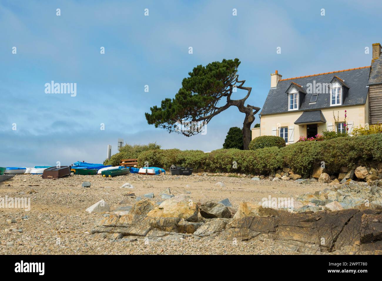 Houses on the beach, Plougrescant, Cote de Granit Rose, Cotes d'Armor ...