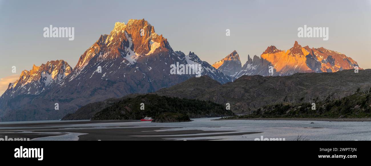 Panorama, Sunset at Lago Grey, Torres del Paine National Park, Parque ...