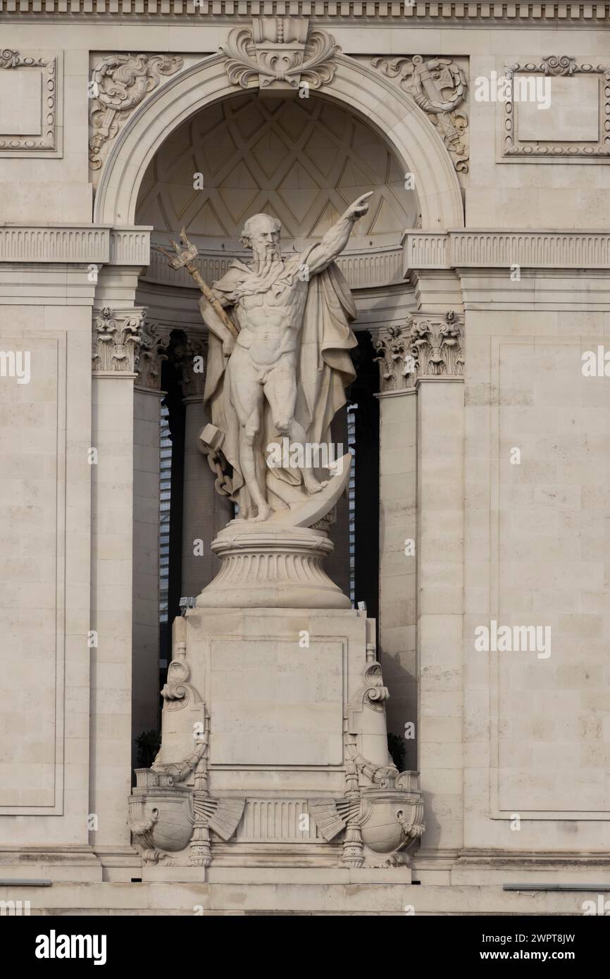 Statue of Father Thames, Trinity Square, City of London, England ...