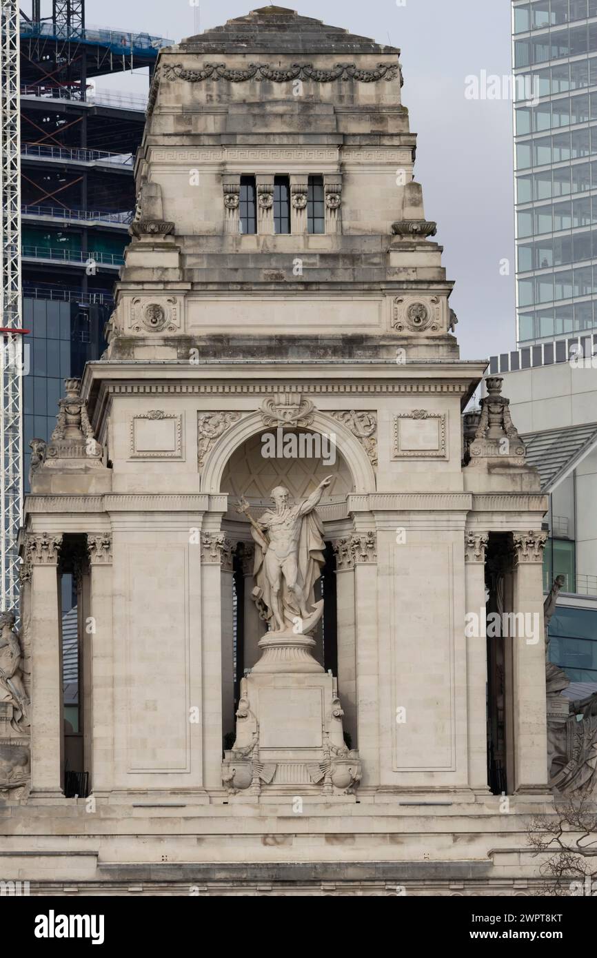 Father thames statue hi-res stock photography and images - Alamy