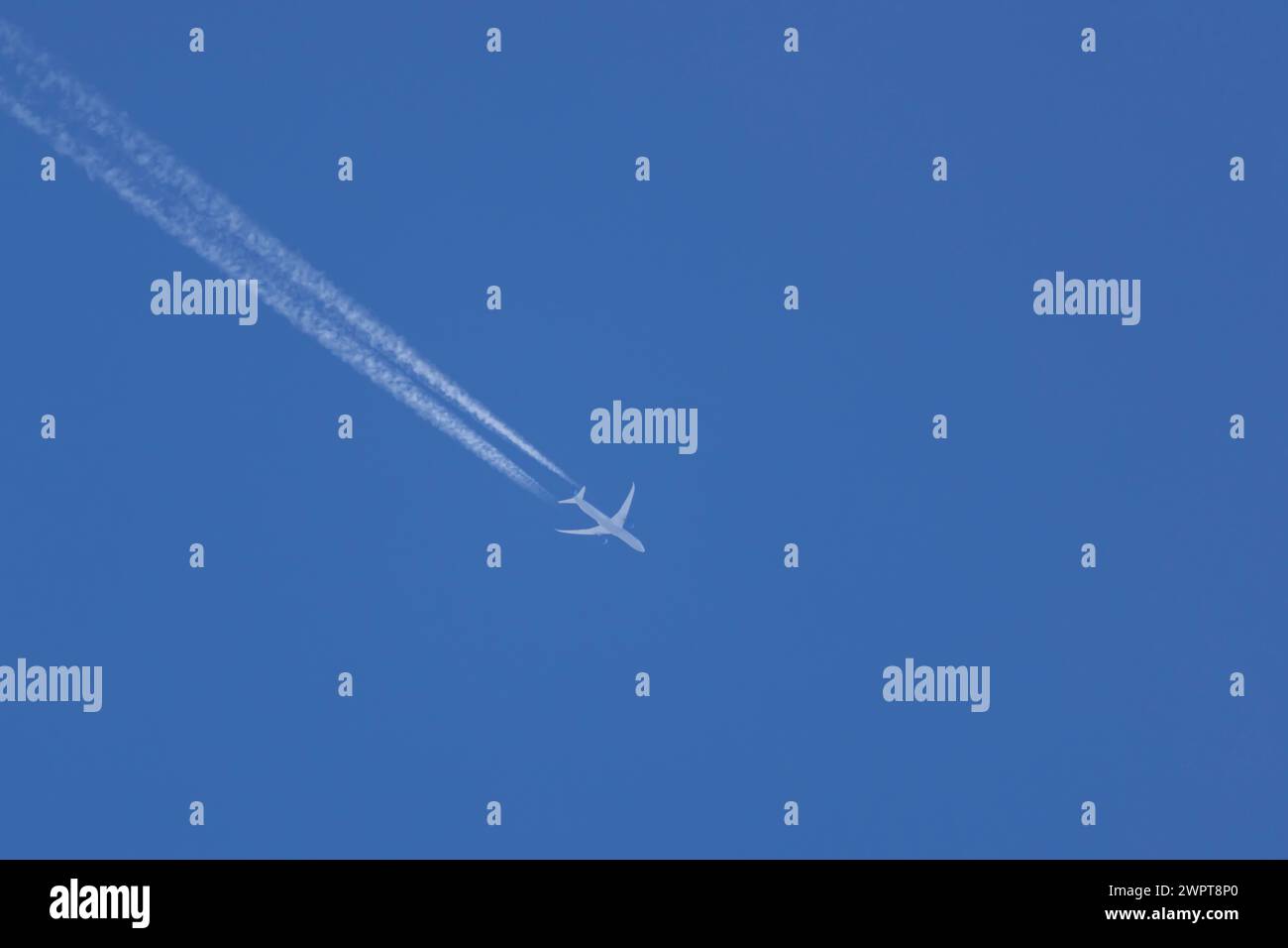 Jet aircraft contrail hi-res stock photography and images - Alamy