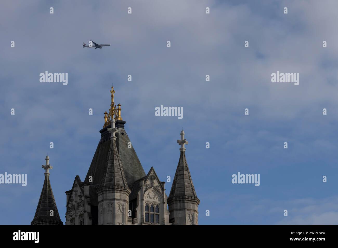 Flight over tower bridge london hi-res stock photography and images - Alamy