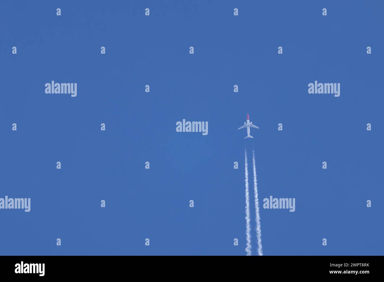 Jet aircraft contrail hi-res stock photography and images - Alamy