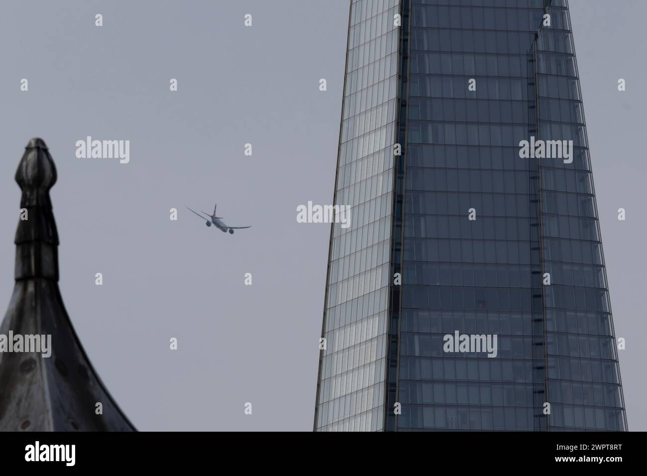 Airbus A319-100 aircraft of British airways in flight over The Shard ...