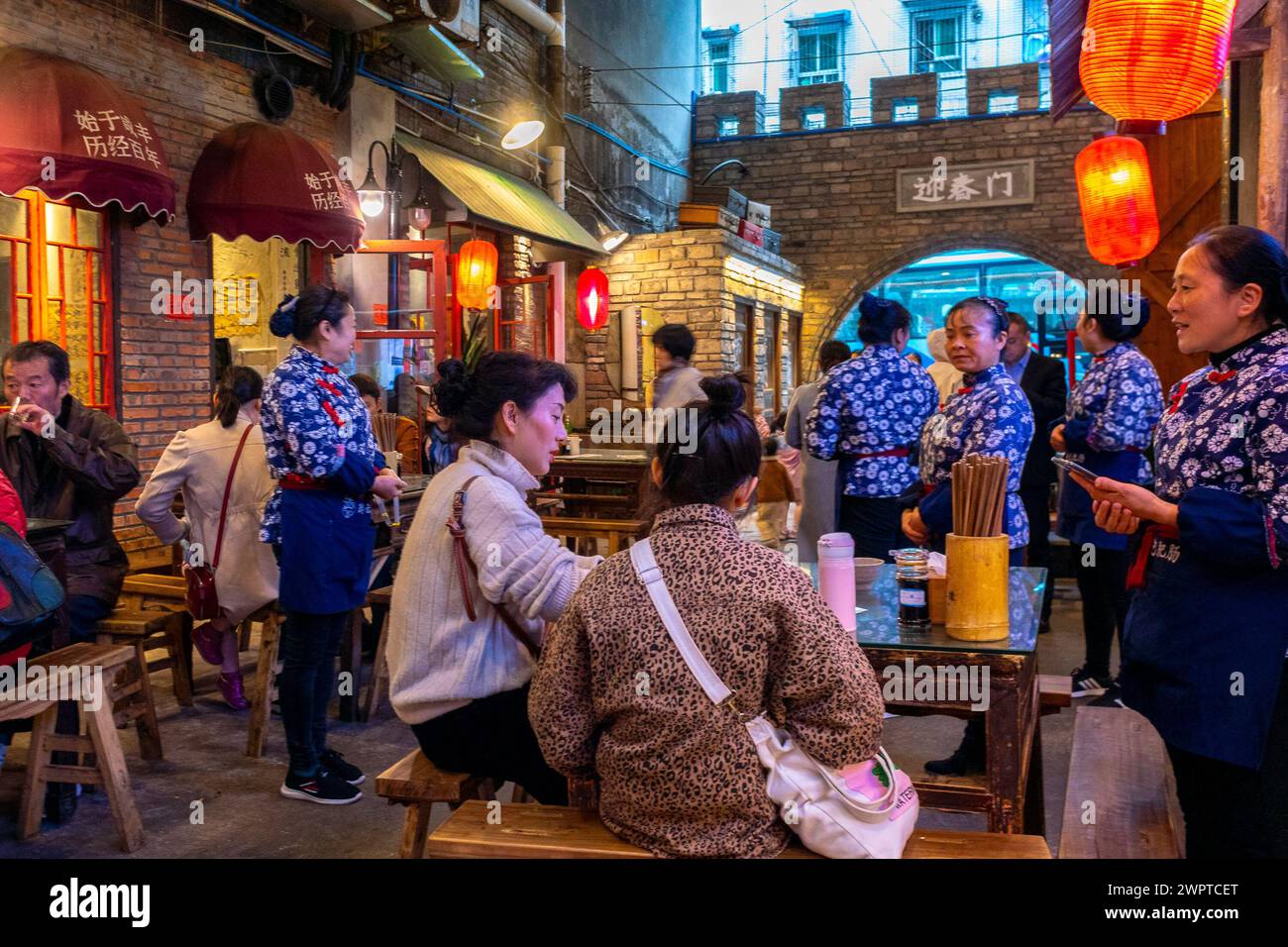 China old people and their families hi-res stock photography and images ...
