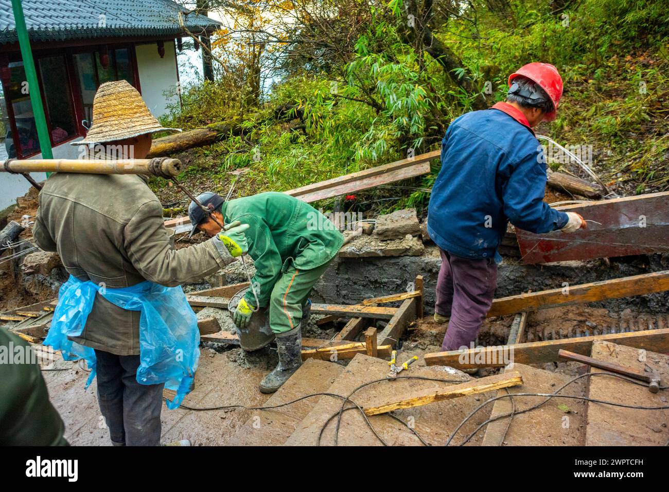 EMEISHAN, China, Group People, Chinese Migrant Workers, Men Laborers ...