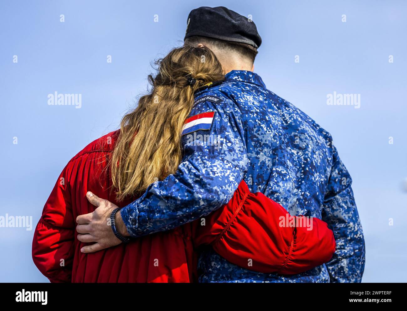 Goodbye winter family hi-res stock photography and images - Alamy