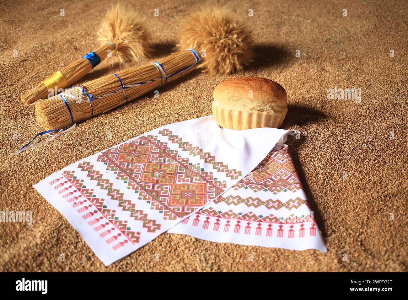 Wheat bundle and bread on a grain background Stock Photo - Alamy