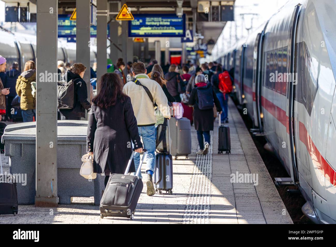 Station mit menschen auf dem bahnsteig hi-res stock photography and images - Alamy