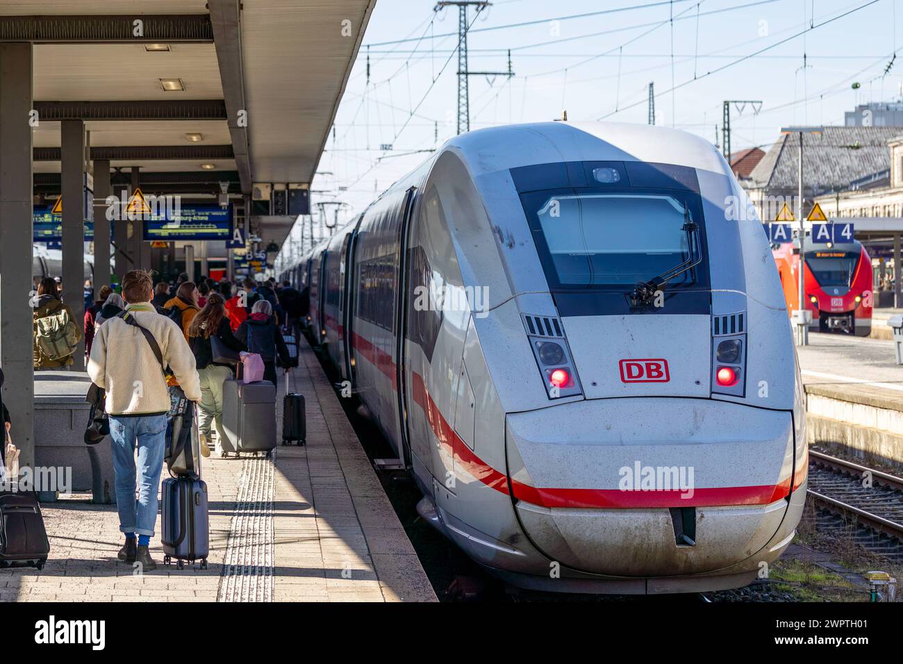 Station mit menschen auf dem bahnsteig hi-res stock photography and images - Alamy