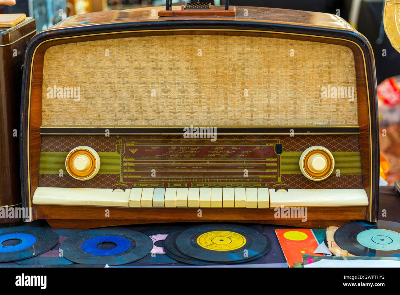 Vintage radio flea market hi-res stock photography and images - Alamy