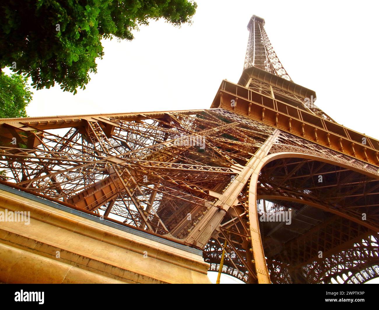 Effel tower vertical hi-res stock photography and images - Alamy