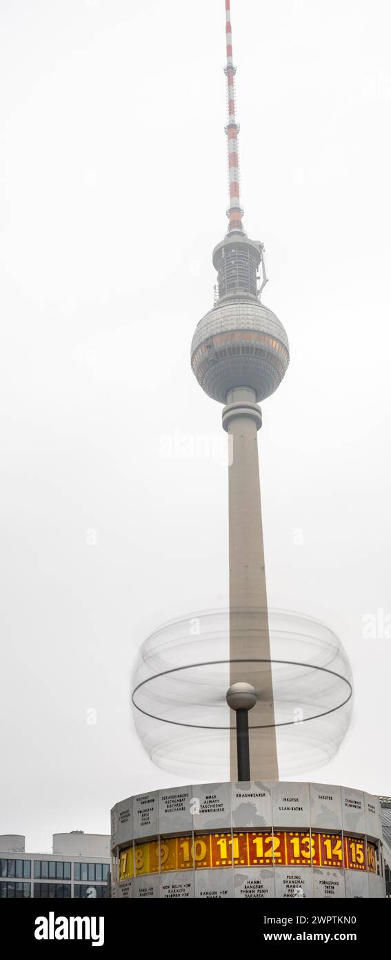 Long exposure, World Time Clock at Alexanderplatz, Berlin, Germany ...