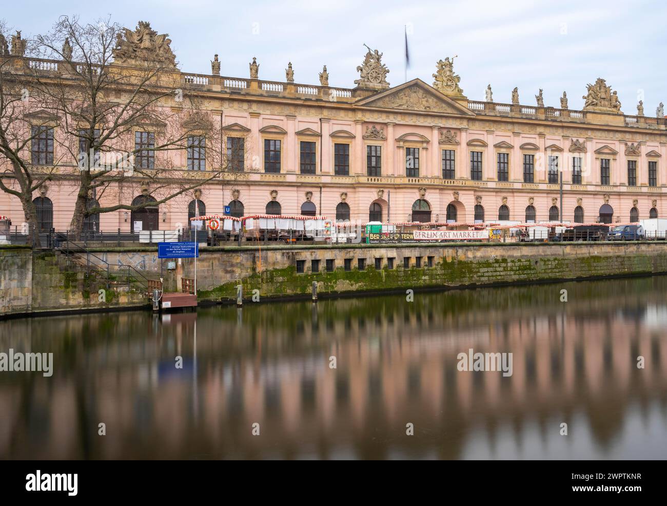 Long exposure, Unter den Linden Palace Bridge with a view of the German ...