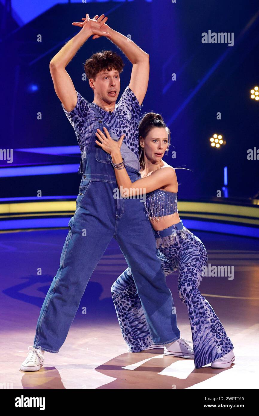 Ann-Kathrin Bendixen mit Valentin Lusin in der zweiten Live-Show der 17 ...