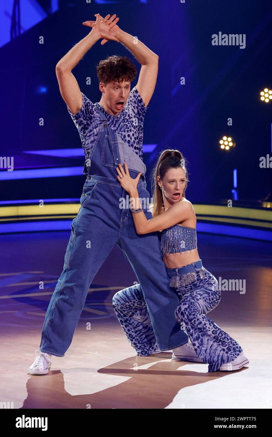 Ann-Kathrin Bendixen mit Valentin Lusin in der zweiten Live-Show der 17 ...