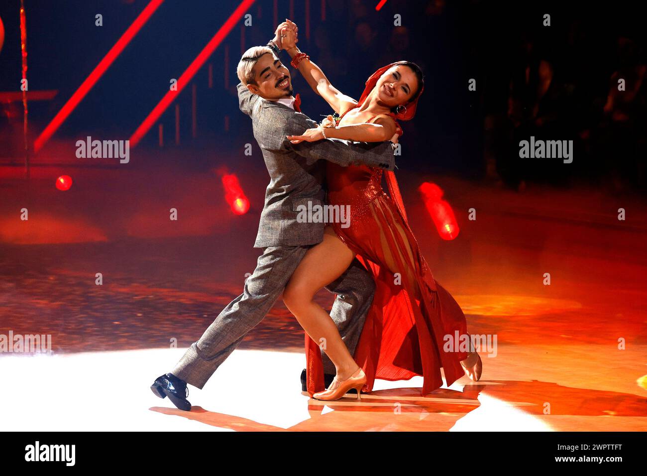 Tony Bauer mit Anastasia Stan in der zweiten Live-Show der 17. Staffel ...