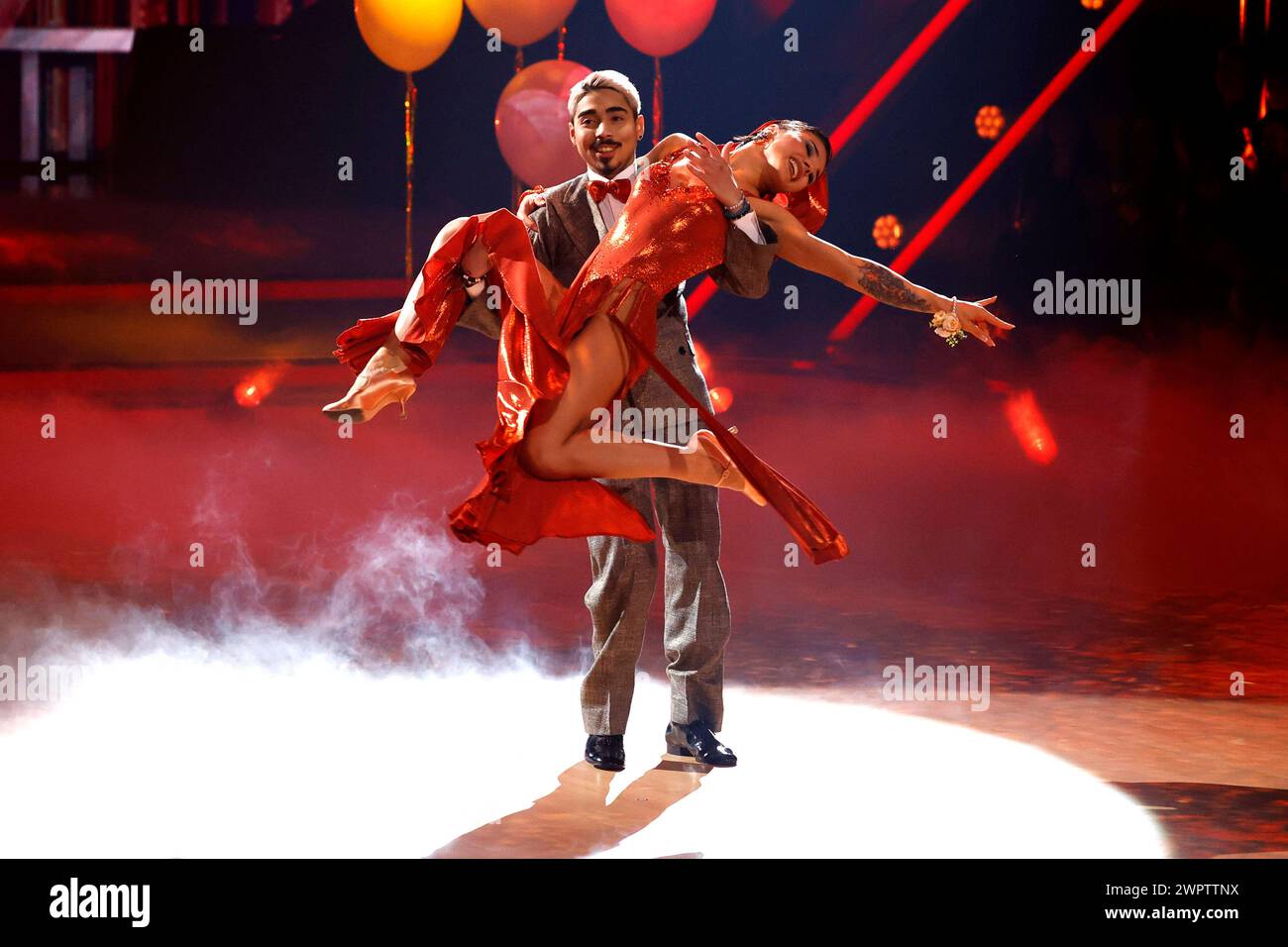 Tony Bauer mit Anastasia Stan in der zweiten Live-Show der 17. Staffel ...
