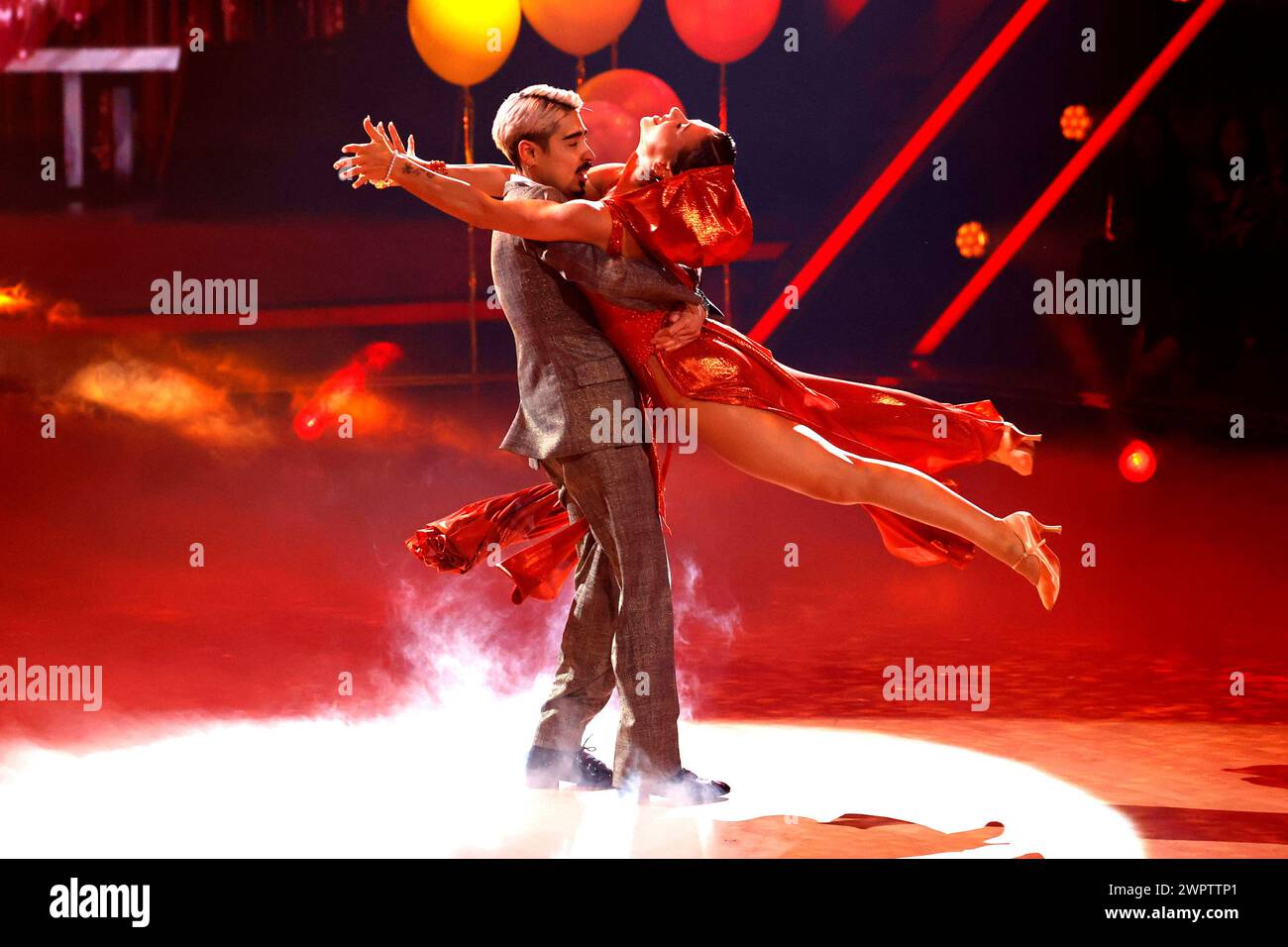 Tony Bauer mit Anastasia Stan in der zweiten Live-Show der 17. Staffel ...