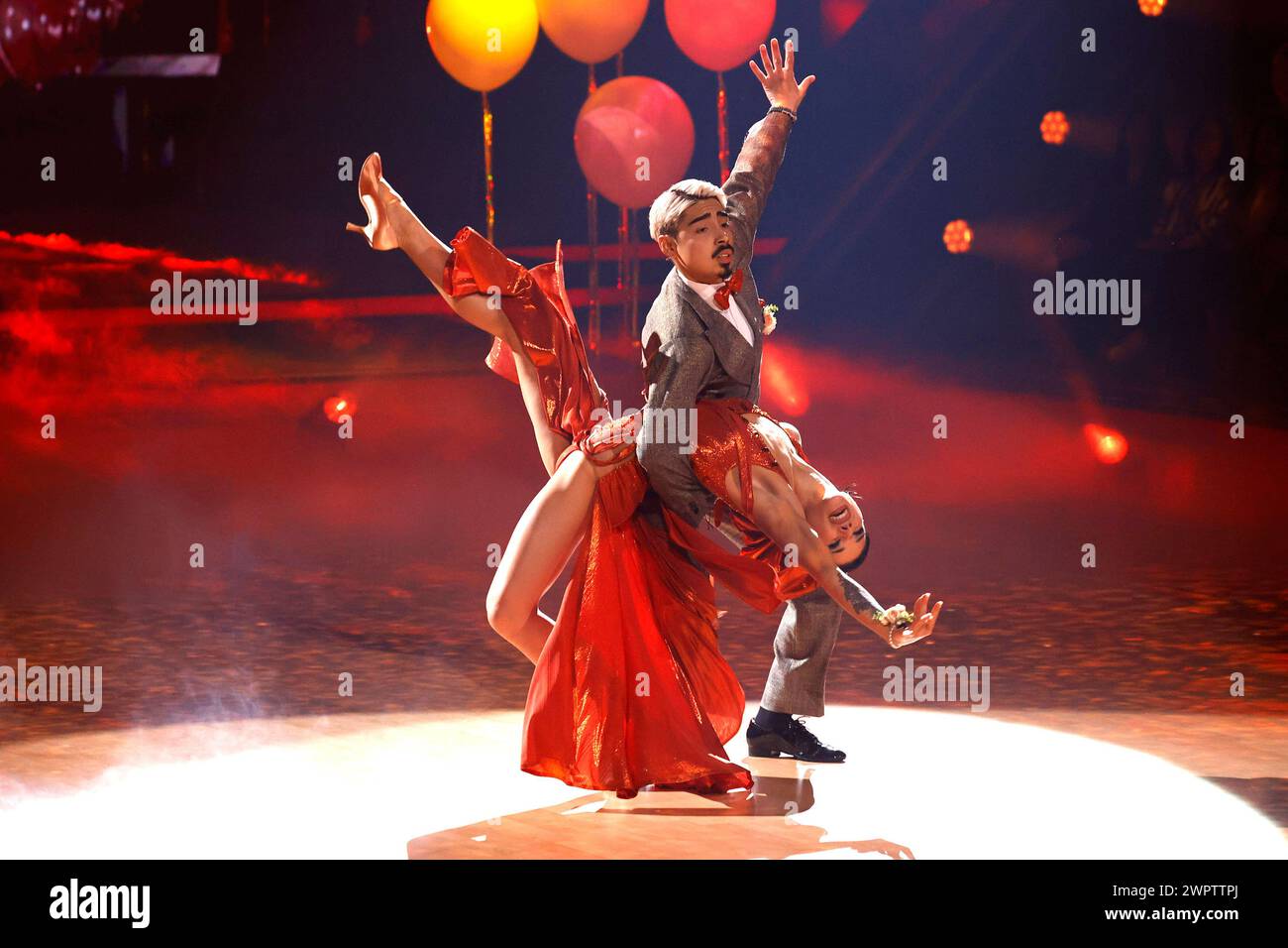 Tony Bauer mit Anastasia Stan in der zweiten Live-Show der 17. Staffel ...