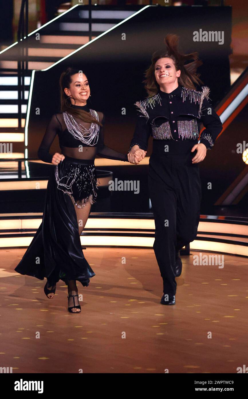 Gabriel Kelly mit Malika Dzumaev in der zweiten Live-Show der 17 ...