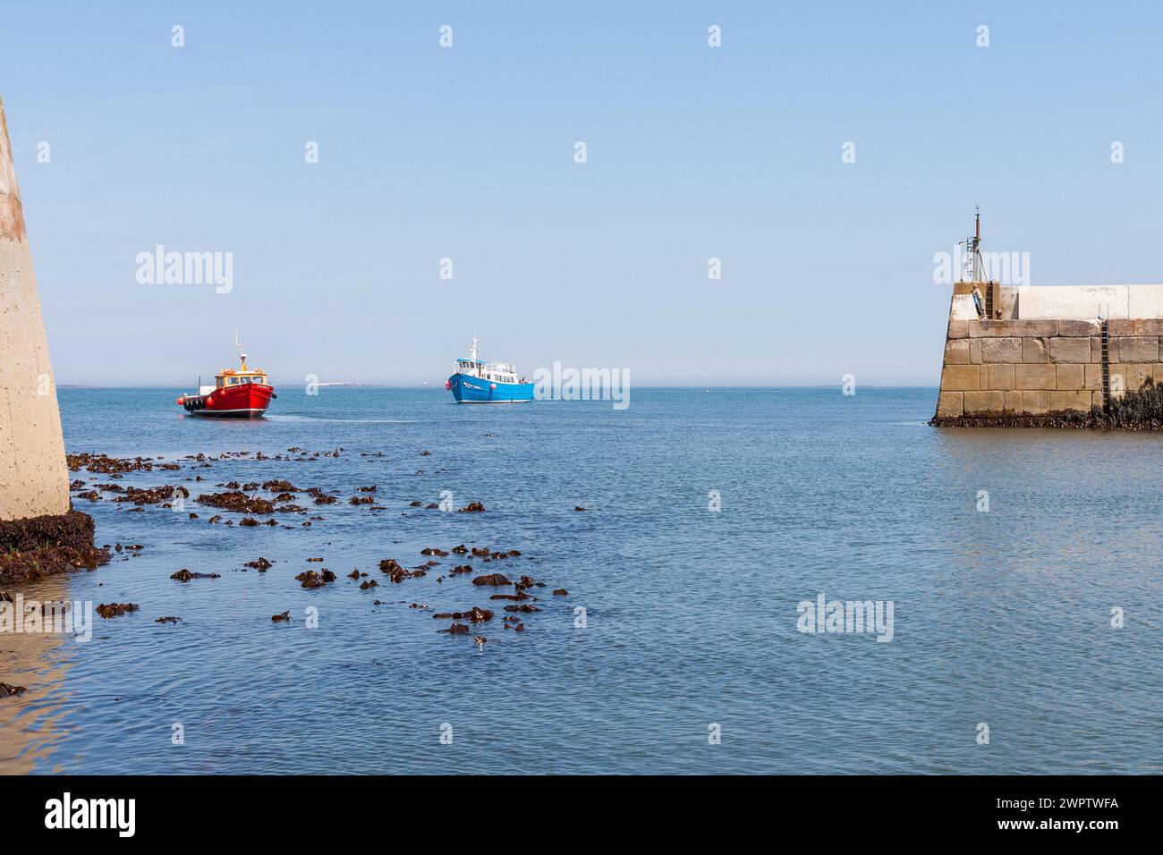 boats arriving at Seahouses harbour Stock Photo - Alamy