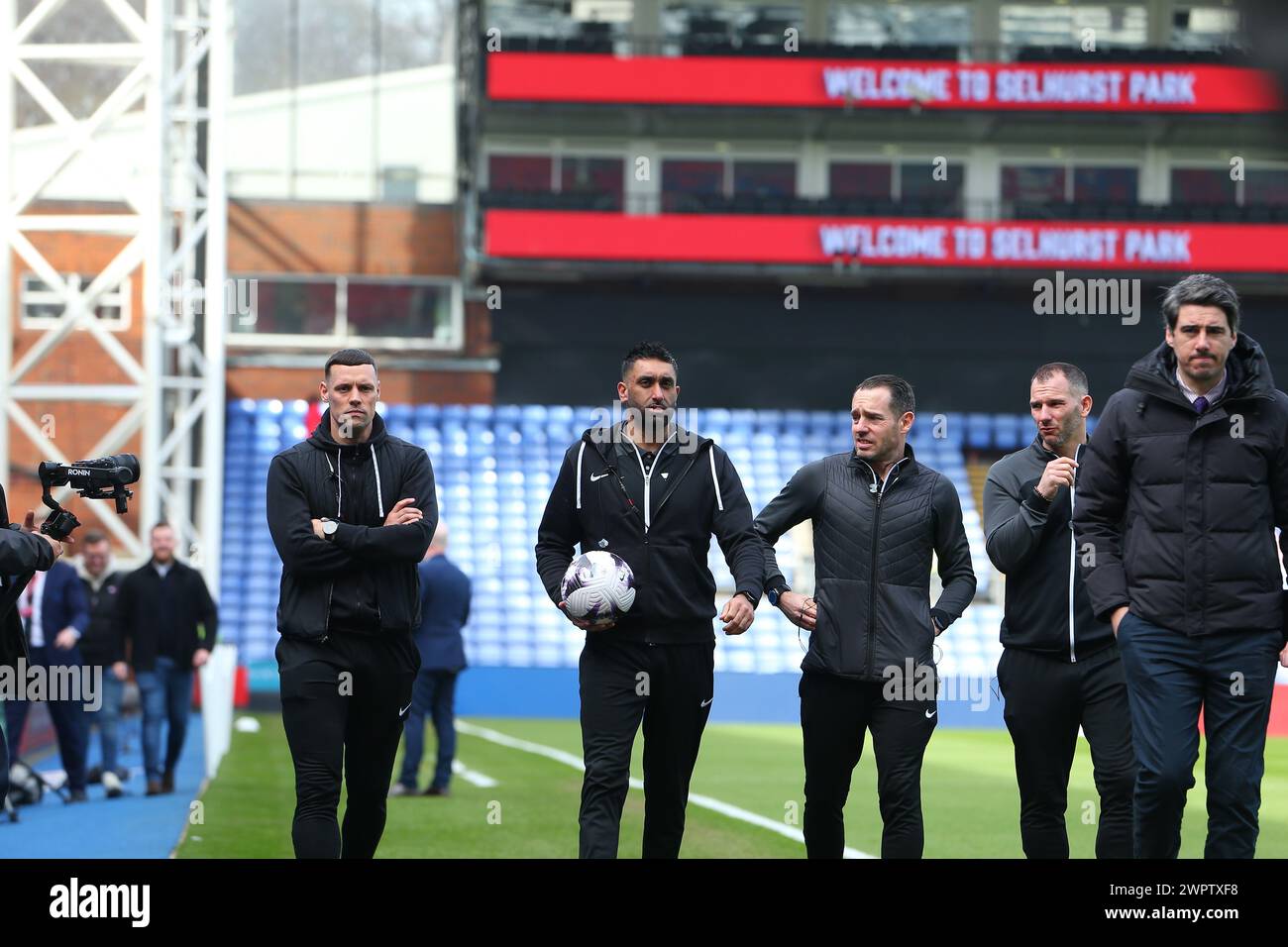 Referee does pitch inspection hi-res stock photography and images - Alamy