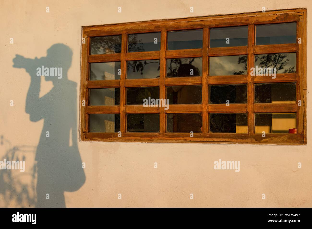 Silhouette photographer holding camera sunset hi-res stock photography ...