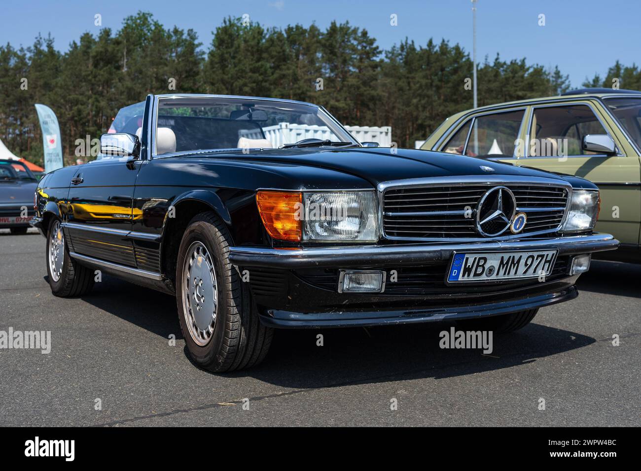 LINTHE, GERMANY - MAY 27, 2023: The sports car Mercedes-Benz 280SL (R107), 1977. Die Oldtimer ...