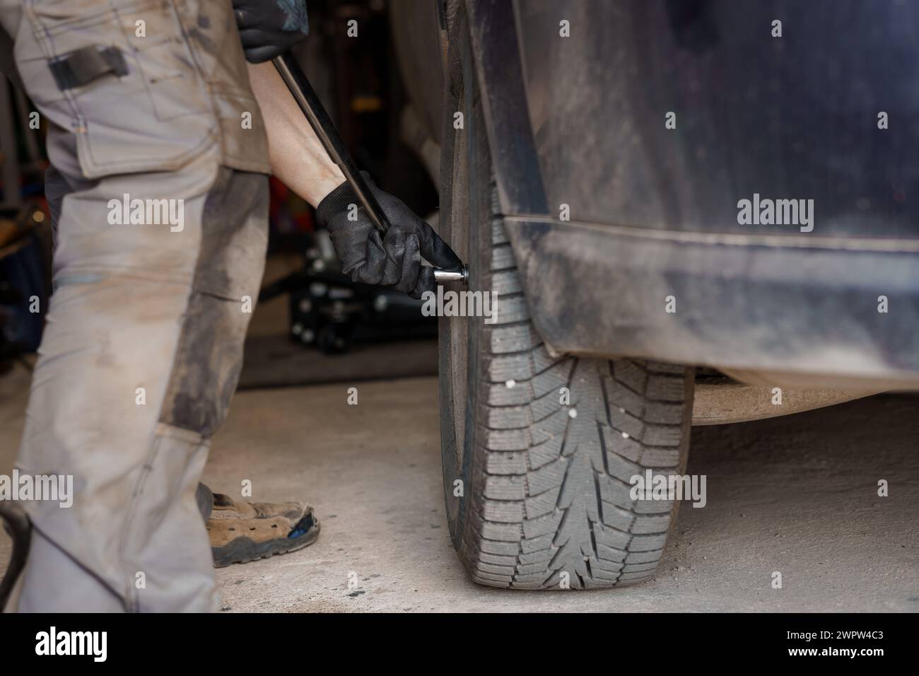 Construction worker using screw gun hi-res stock photography and images ...